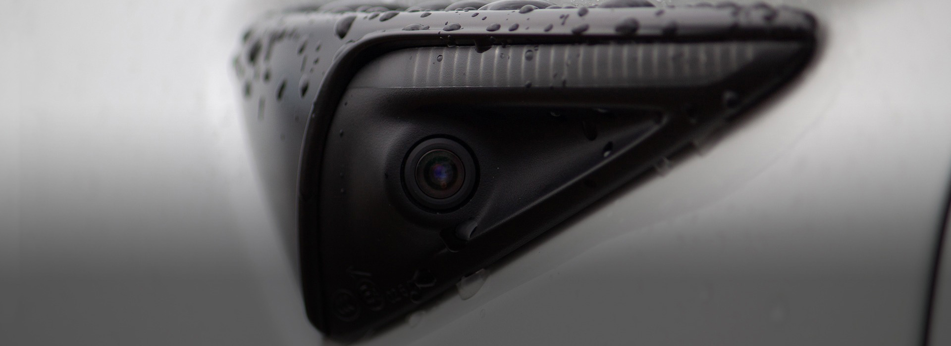 Veiligheid en beveiliging van de auto - Tesla FAQs | Hertz Autoverhuur